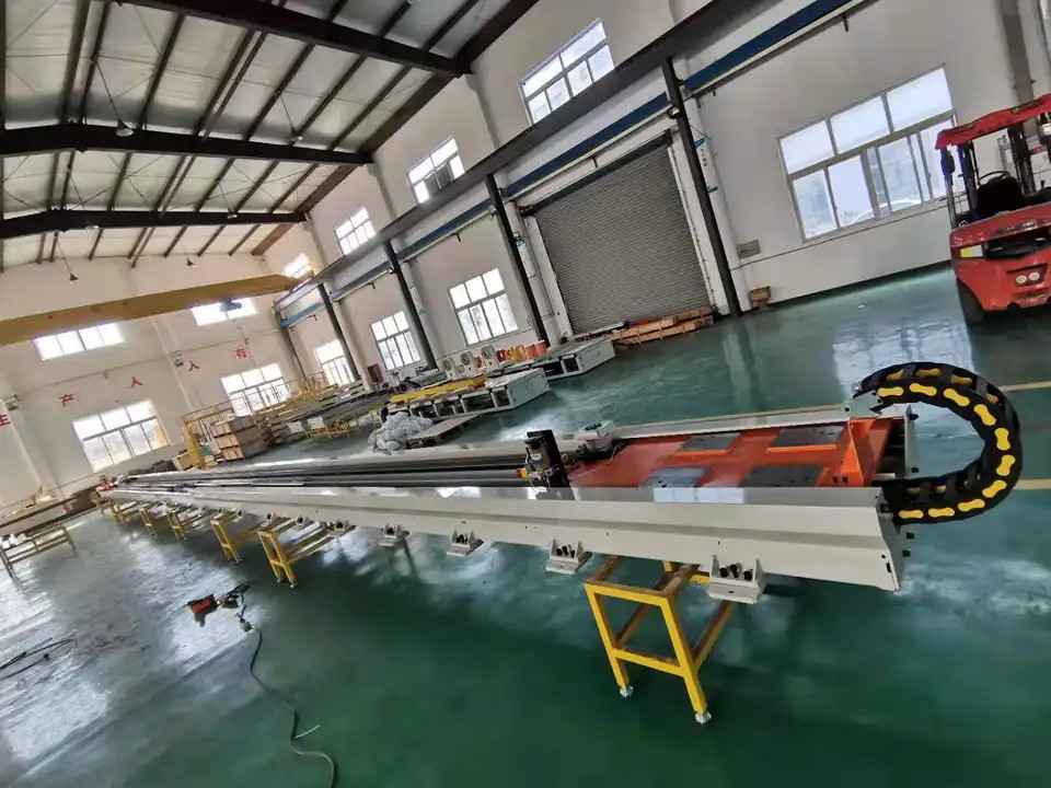 로봇 선로 공장으로서의 CNGBS 선형 레일 가이드들과 야스카와 모토만 GP180 로봇 팔