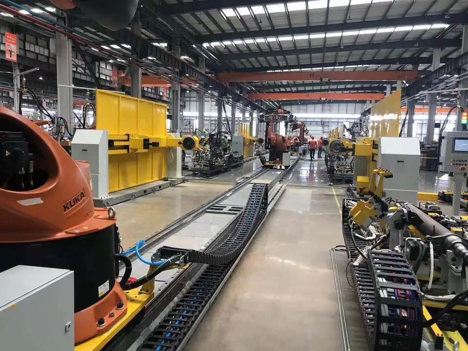 로봇 선로 공장으로서의 CNGBS 선형 레일 가이드들과 야스카와 모토만 GP180 로봇 팔